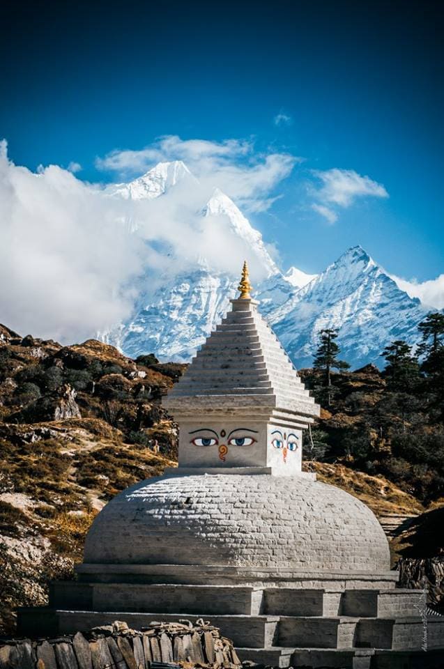 Everest or Chomolungma - what is the right name